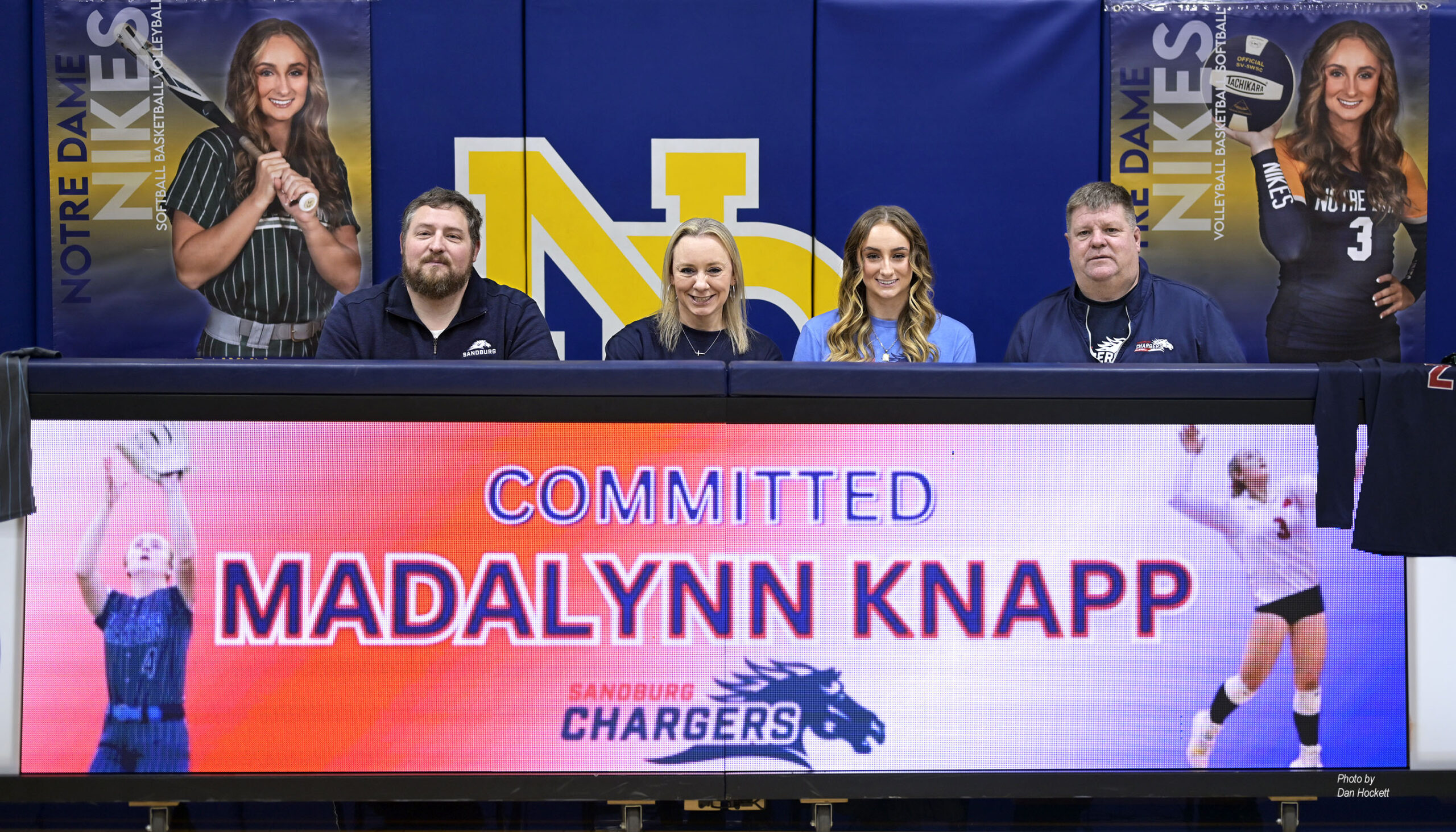 Madalynn Knapp signs with Carl Sandburg – West Burlington, Iowa
